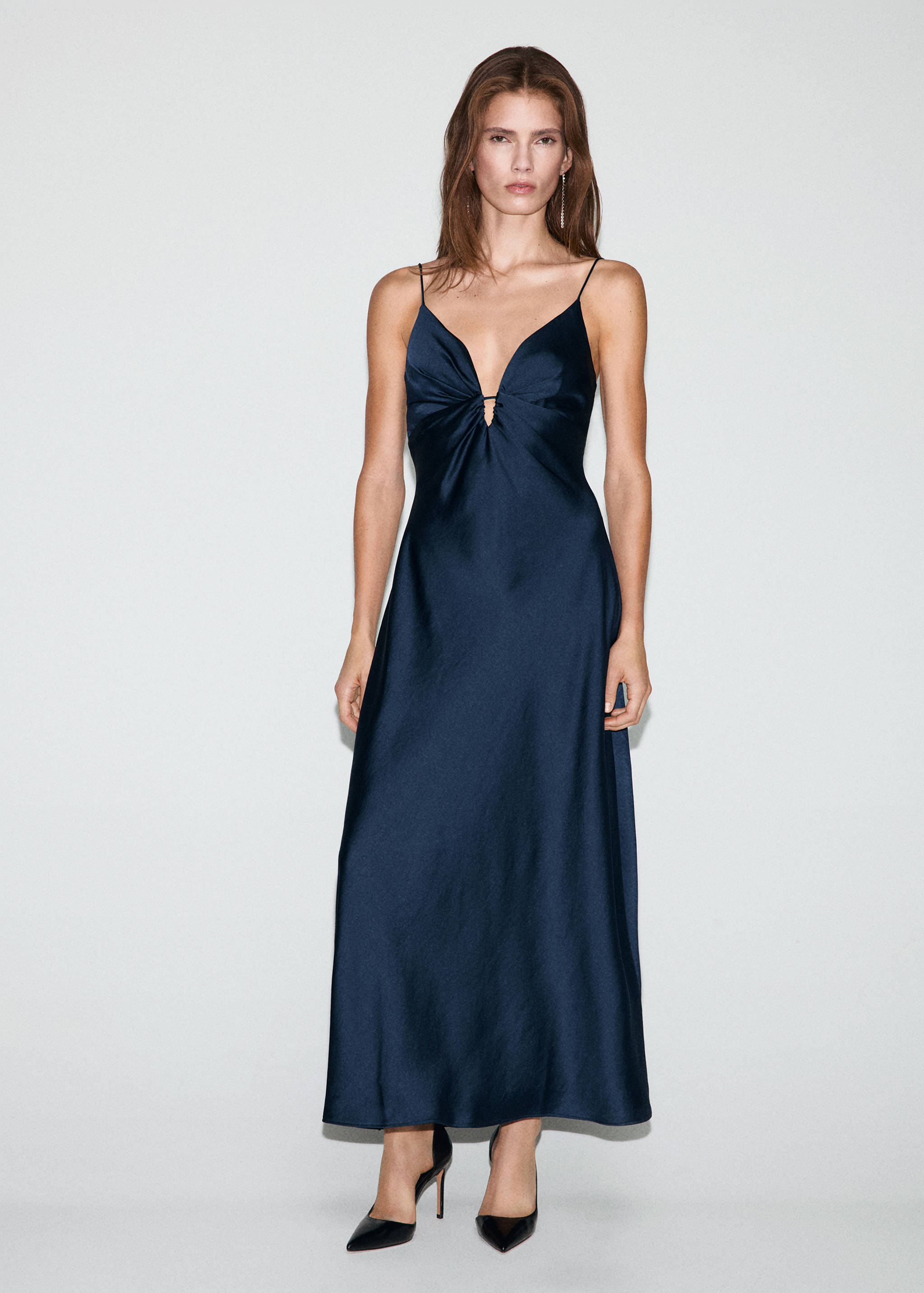 Vestido satinado escote pico - Mujer | MANGO OUTLET España (Península y ...