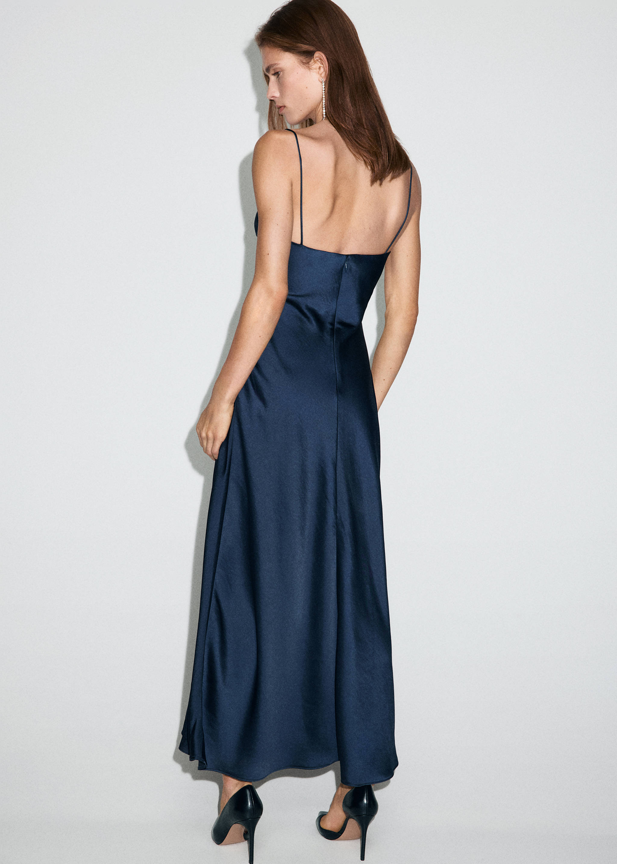Vestido satinado escote pico - Mujer | MANGO OUTLET España (Península y ...