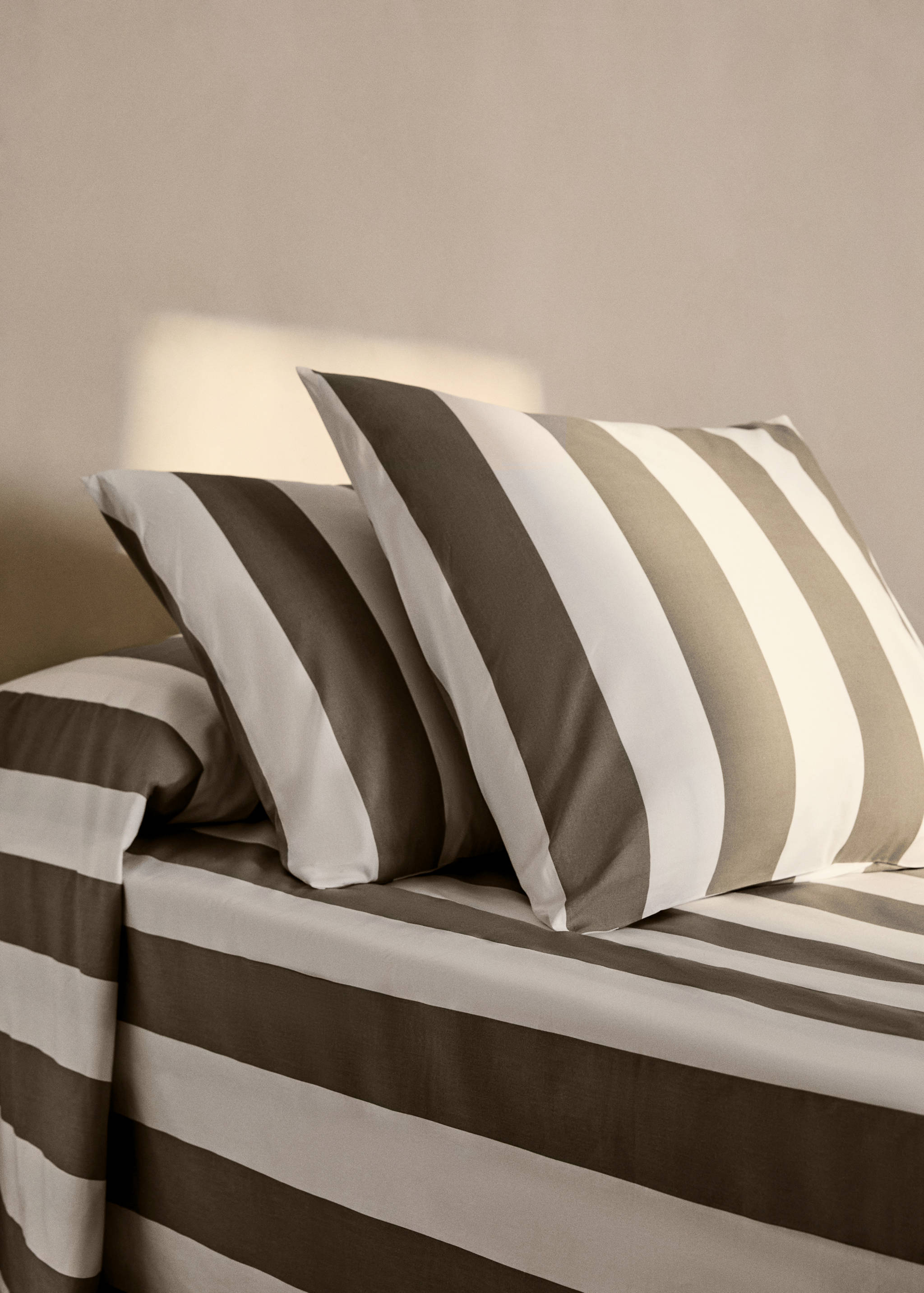 Capa de almofada de percal às riscas 45 x 110 cm - Home | MANGO OUTLET ...